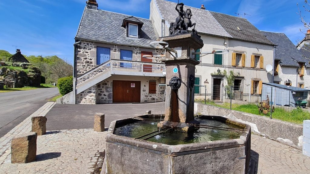 Compains 63610 : Le village